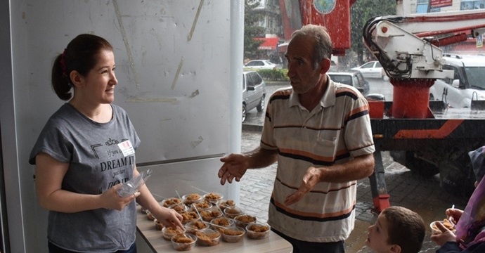 15 Temmuz Şehit ve Gazileri için helva dağıttılar 15 Temmuz Şehit ve Gazileri için helva dağıttılar