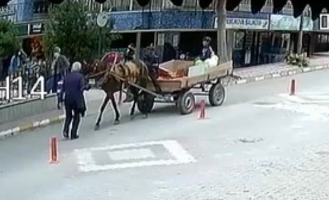 At arabası yaşlı adamı ezdi At arabası yaşlı adamı ezdi